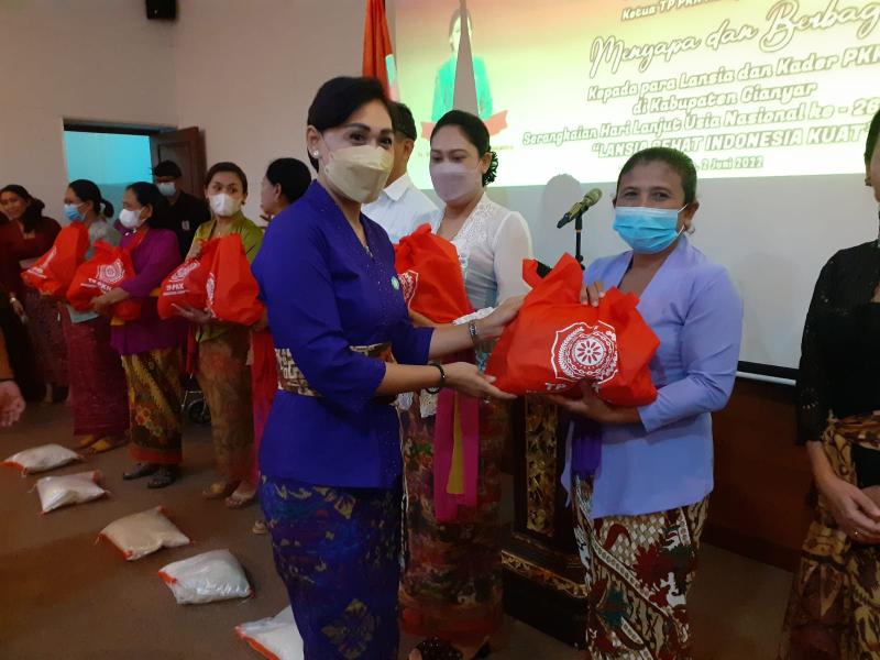 TP PKK Gianyar Berbagi di Hari Lansia | Bali Tribune